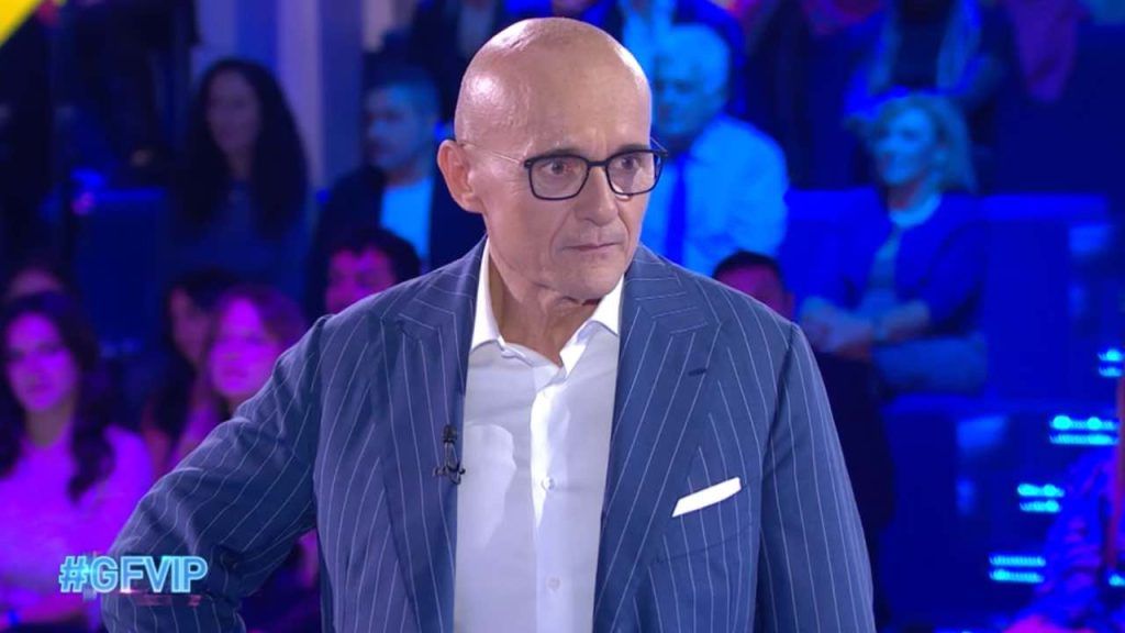 Alfonso Signorini trema: "Squalificatela!" | Frase shock nella notte ...