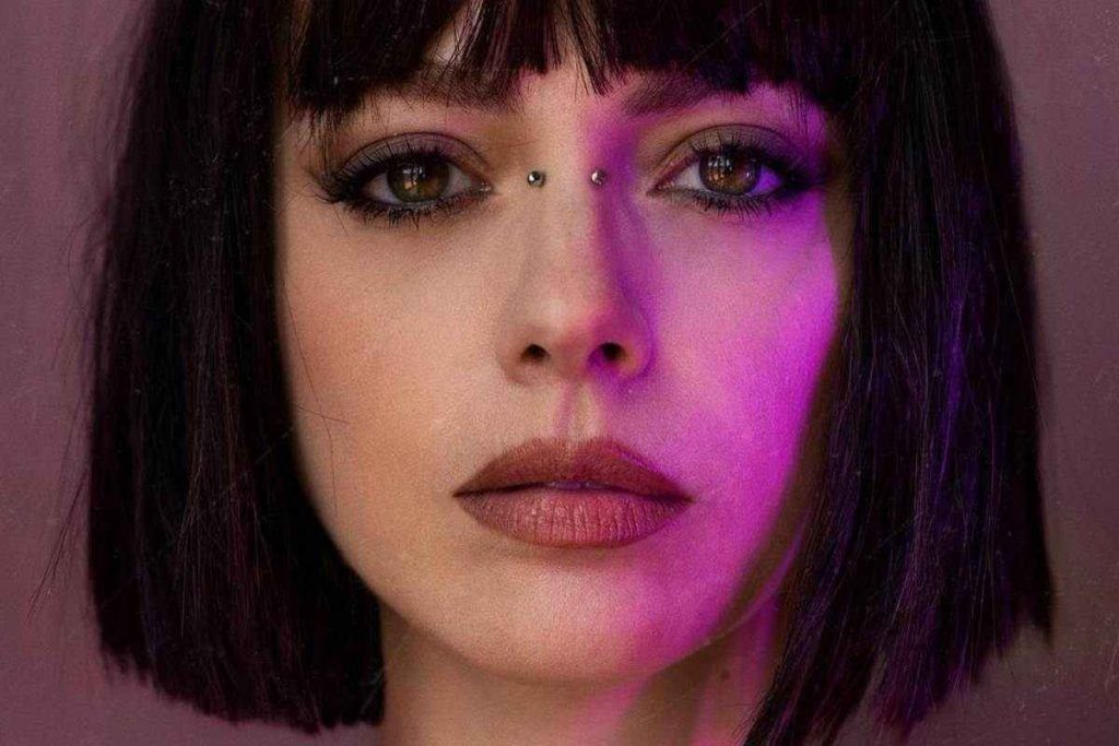 Annalisa, con il caschetto nero cortissimo e il piercing è quasi ...